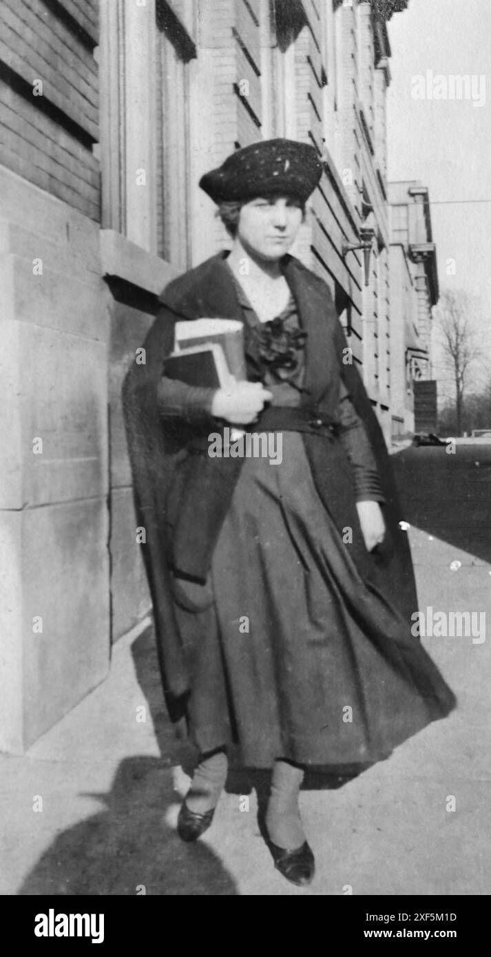 Fashion: A lady with books tucked under her arm, graduation. USA. 1920 ...
