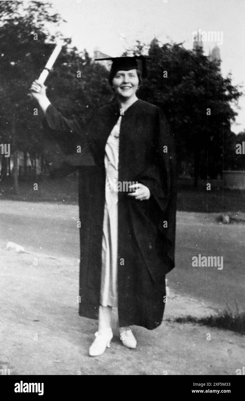 Fashion: A lady in graduation hat and cloak. USA. 1920. From a ...