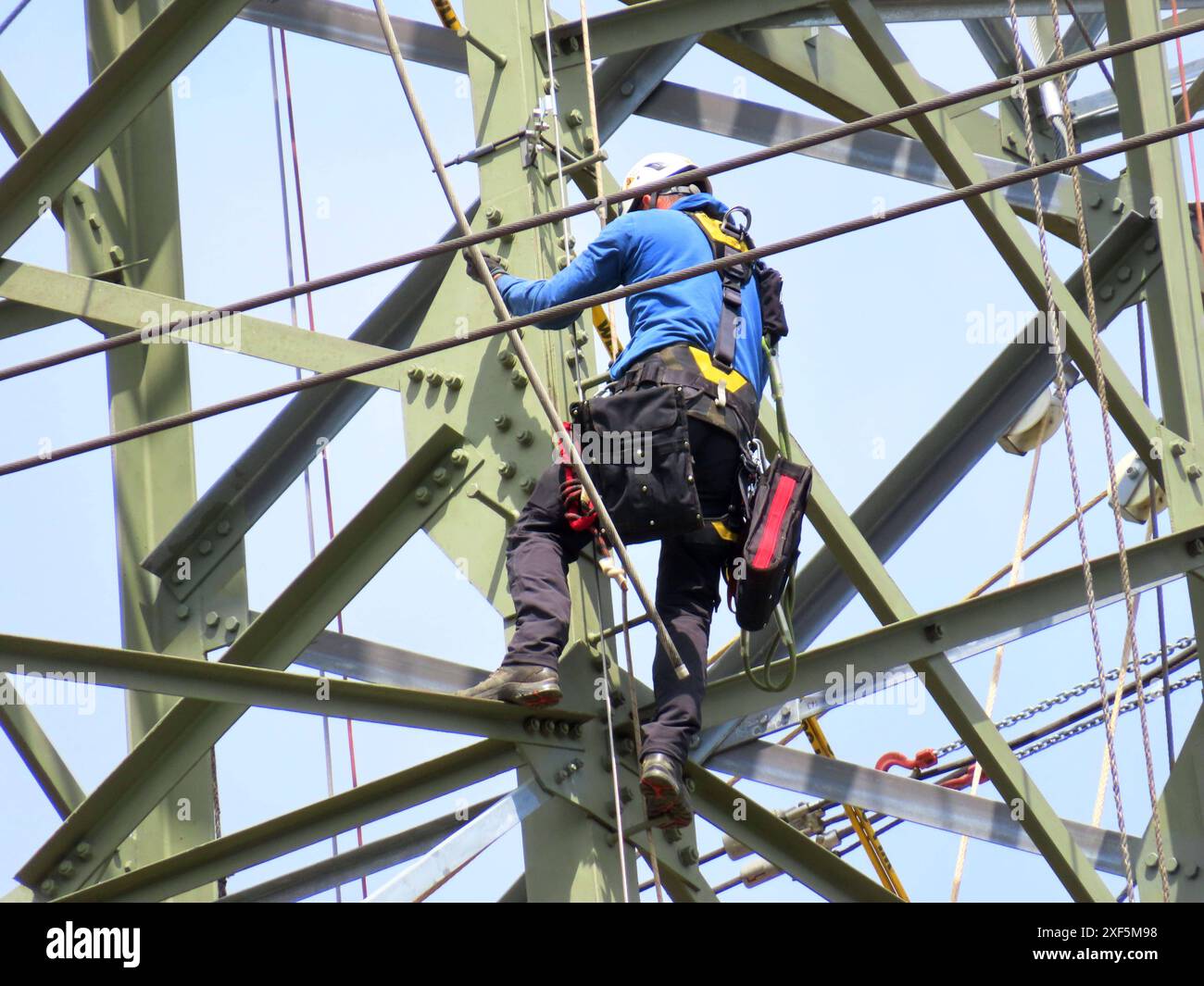 ...hoch hinaus fuer die Energie Hochstrommonteur im Mast *** Flying ...