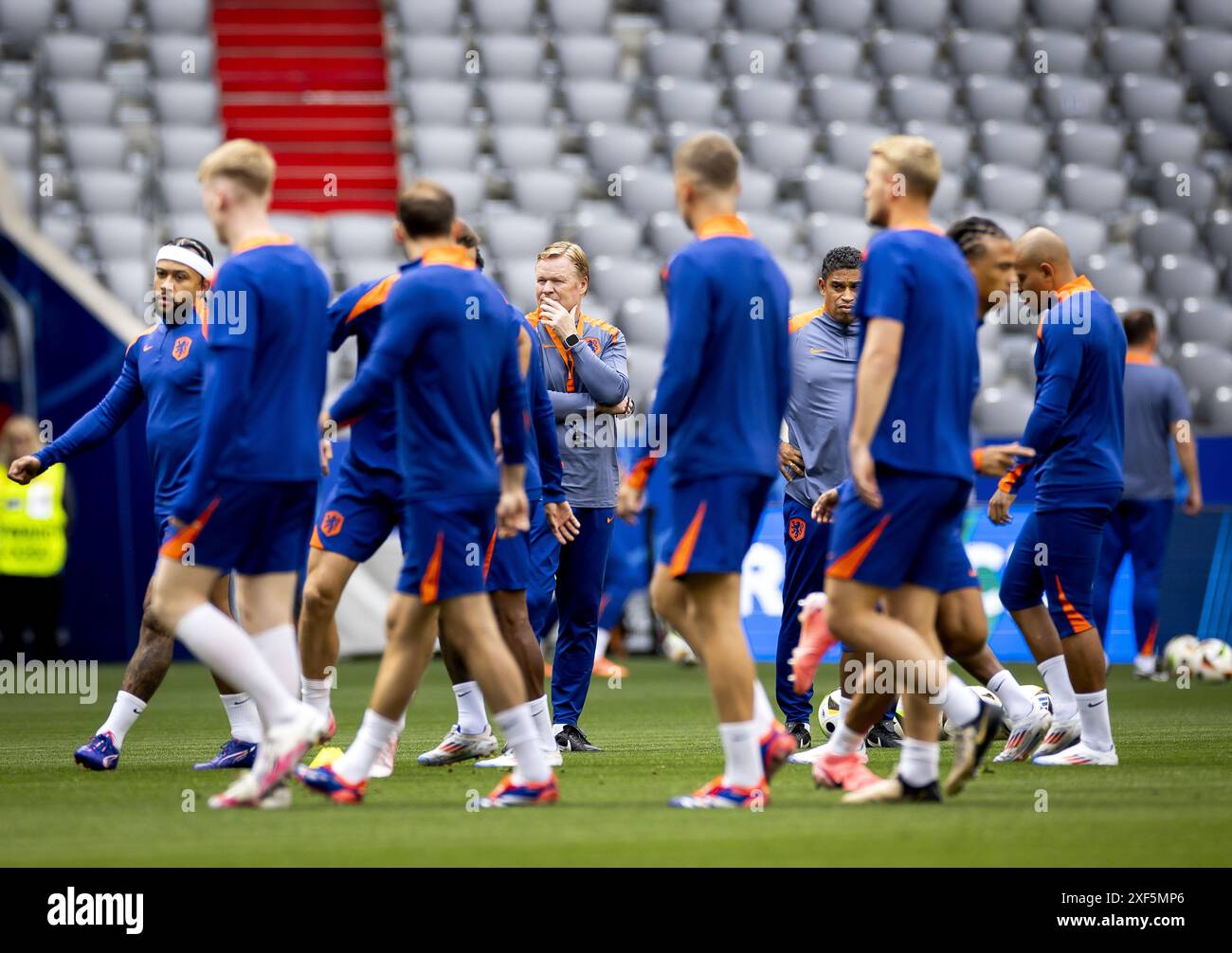 MUNICH - Memphis Depay, national coach Ronald Koeman and Donyell Malen ...