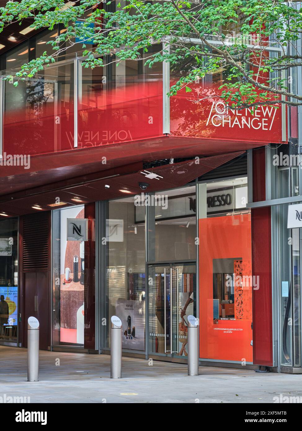 New change shopping centre london hi-res stock photography and images ...