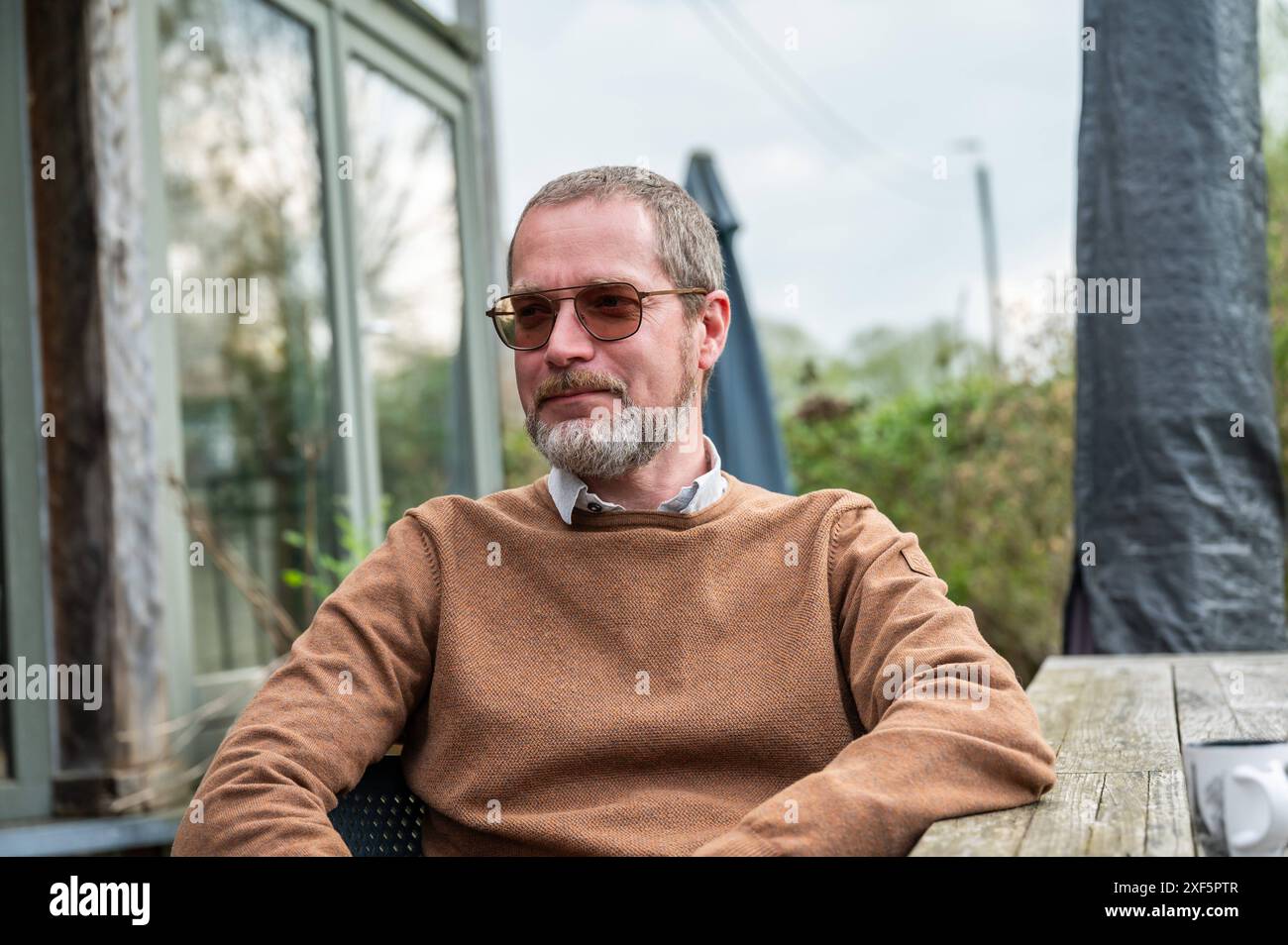 Friendly guy wearing eyeglasses hi-res stock photography and images - Alamy