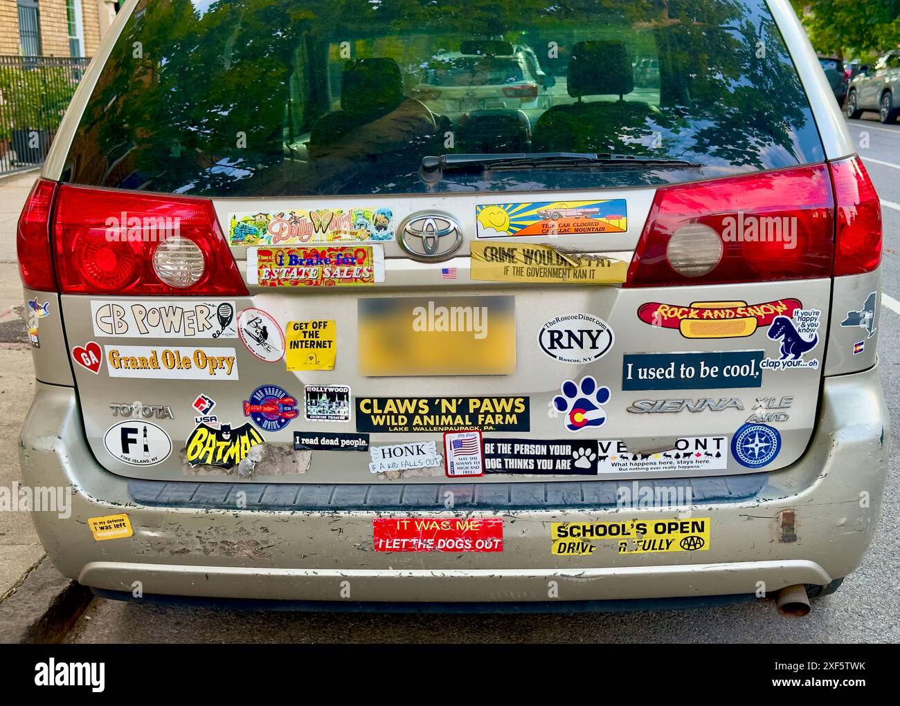 Old mini van beat up sienna toyota rear back end hi-res stock ...