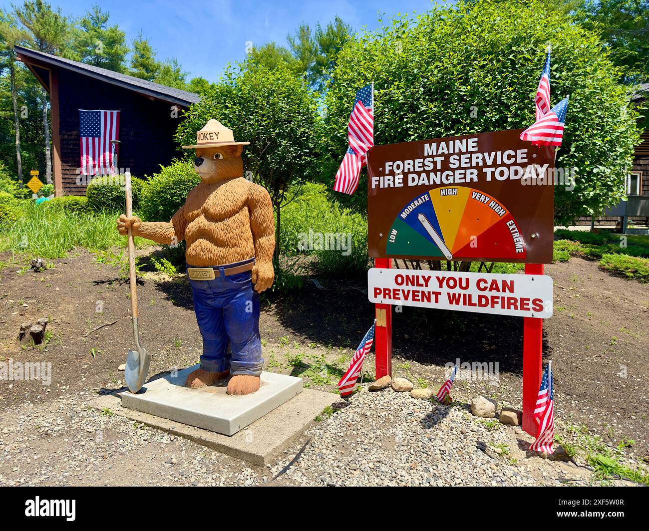 Welcome to maine visitor center sign entrance building flag flags hi ...