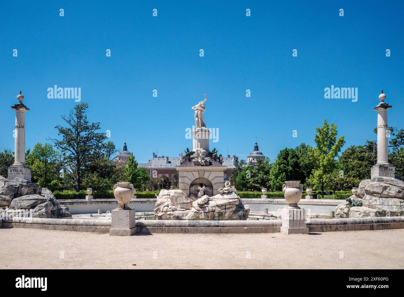Fountain of Hercules and Antaeus in the Parterre Garden, a Greek hero ...