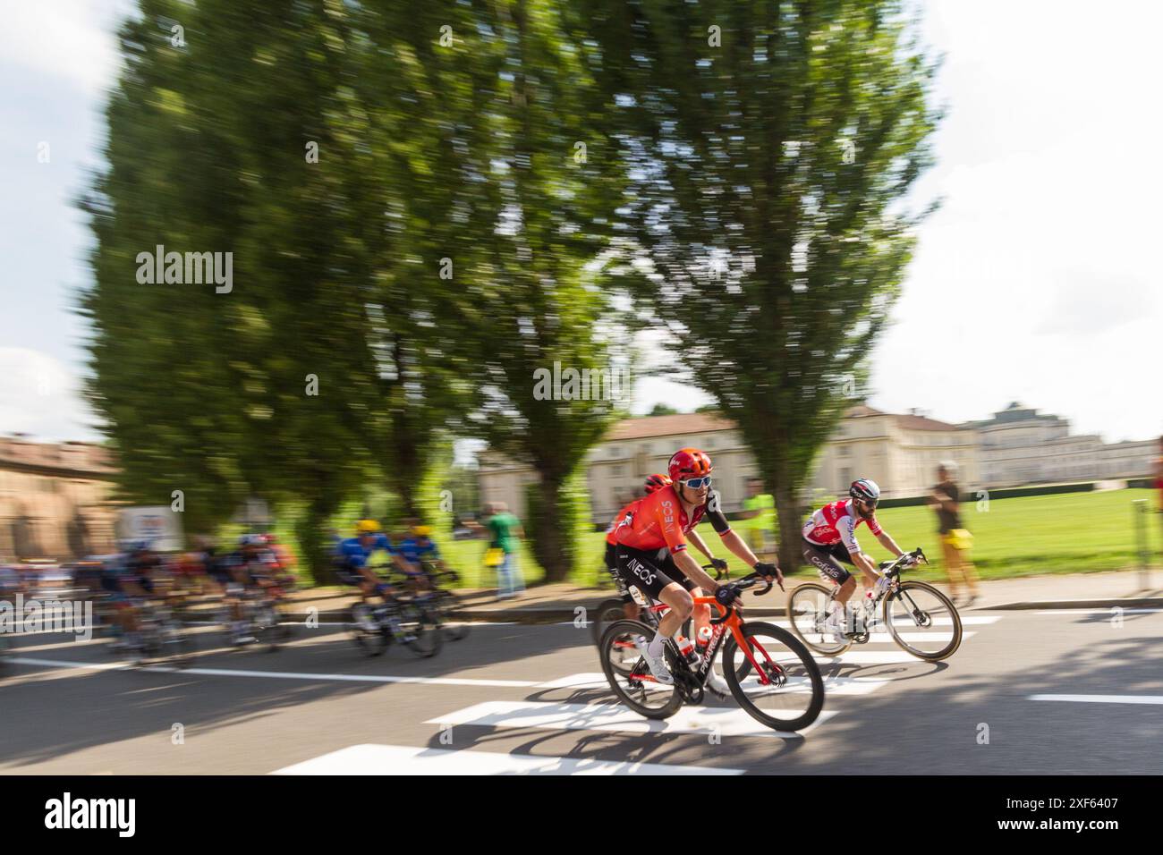 Tour de France in Turin passes by the royal hunting lodge of Stupinigi ...