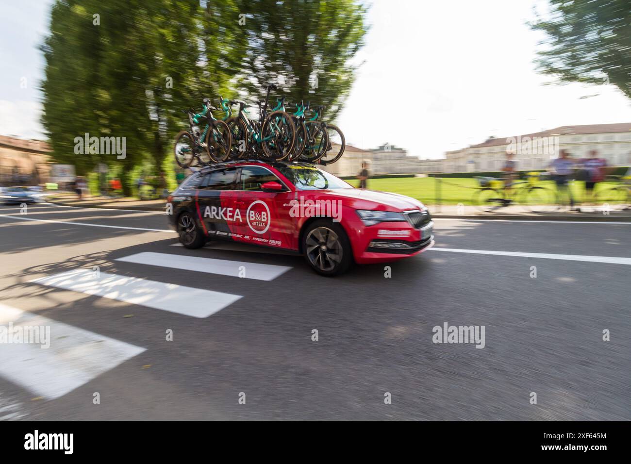 Tour de France in Turin passes by the royal hunting lodge of Stupinigi ...