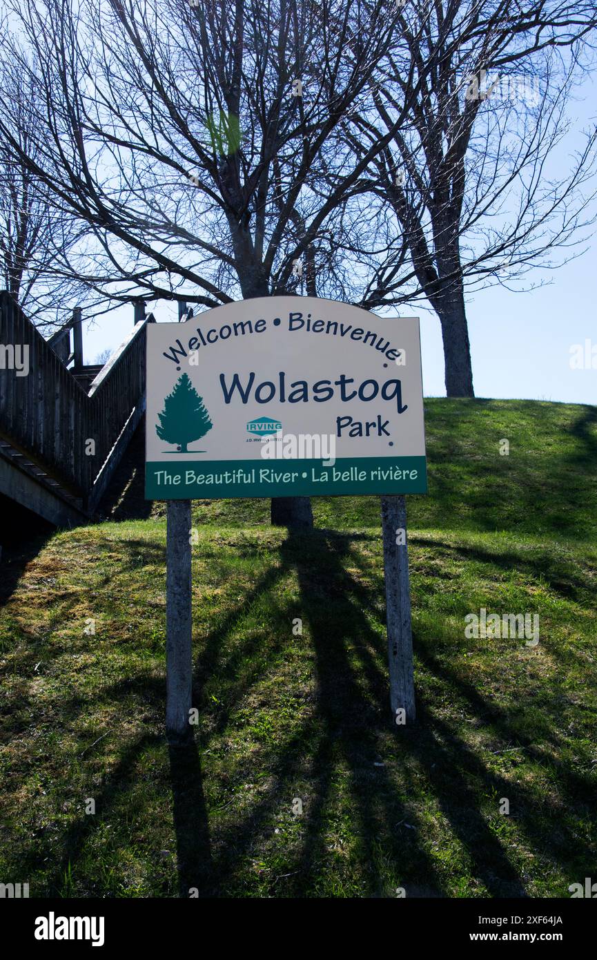 Bilingual park signs canada hi-res stock photography and images - Alamy