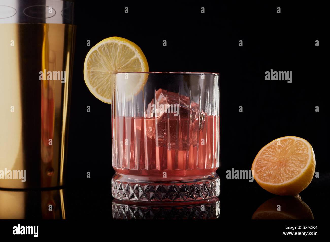 Cocktail garnished lemon slice hi-res stock photography and images - Alamy