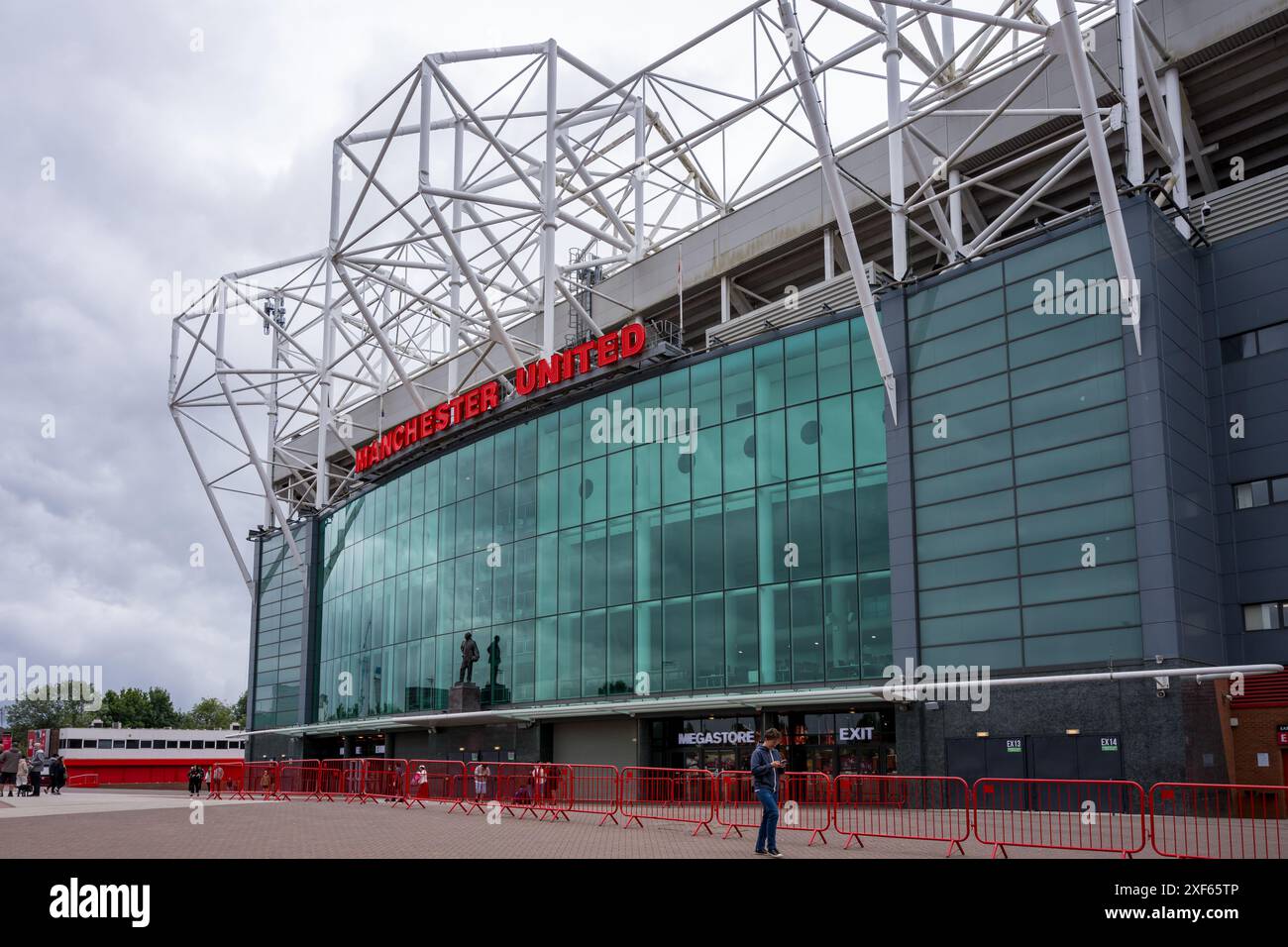 Old trafford exterior hi-res stock photography and images - Alamy