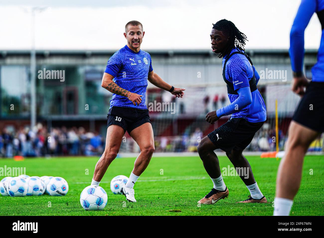 Lewis Holtby (Holstein Kiel, #10) und Aurel Wagbe (Holstein Kiel, #28 ...