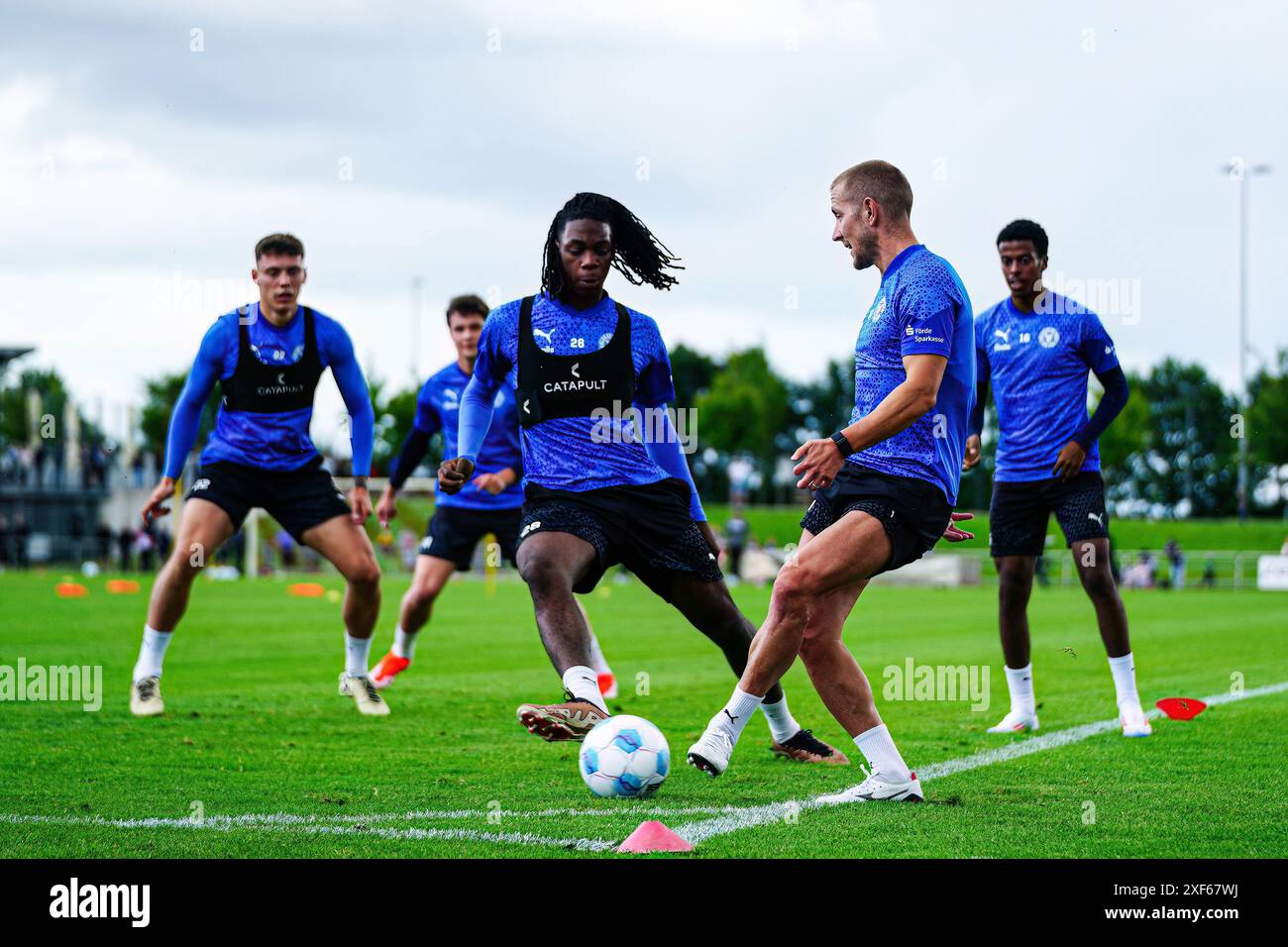 Aurel Wagbe (Holstein Kiel, #28) und Lewis Holtby (Holstein Kiel, #10 ...