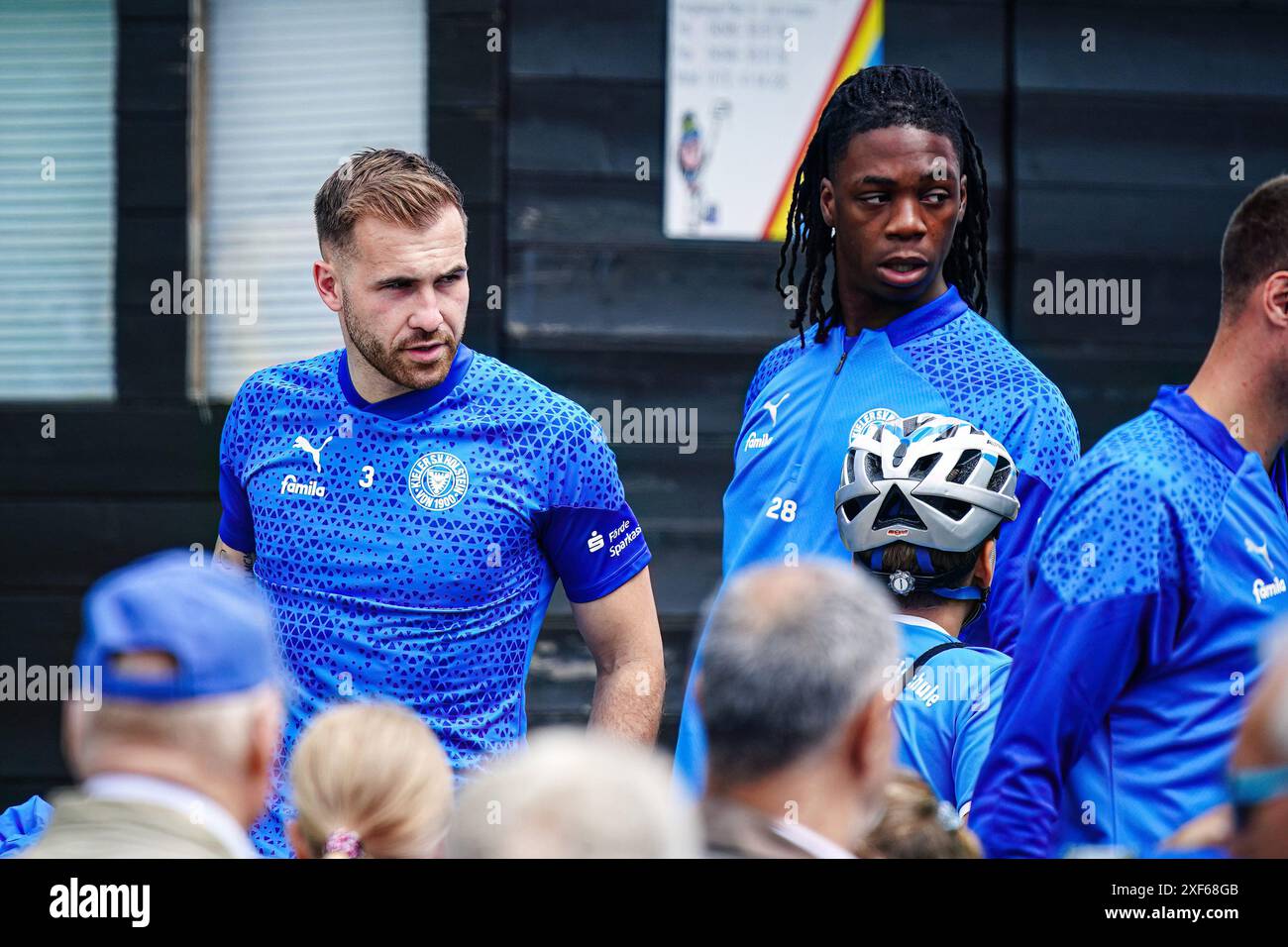 Marco Komenda (Holstein Kiel, #03), Aurel Wagbe (Holstein Kiel, #28 ...