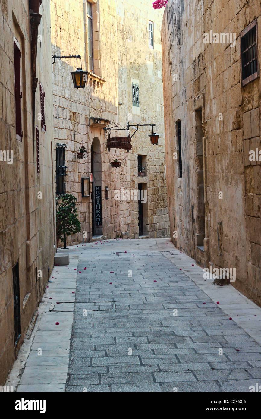 Narrow architecture hi-res stock photography and images - Alamy