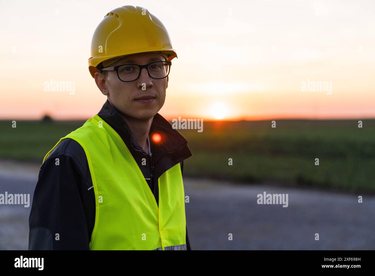 Construction worker wearing high hi-res stock photography and images ...