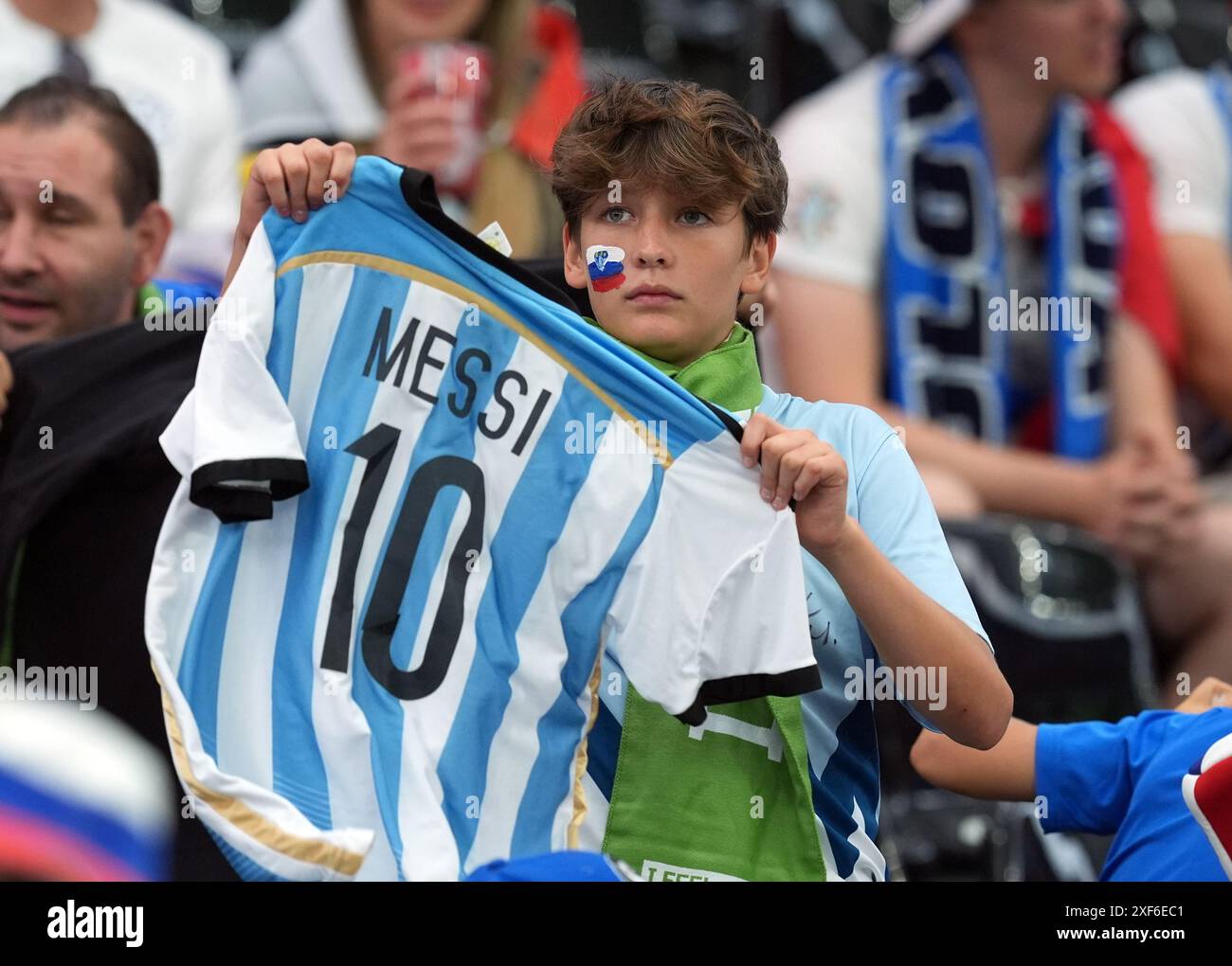 Messi holding shirt hi-res stock photography and images - Alamy