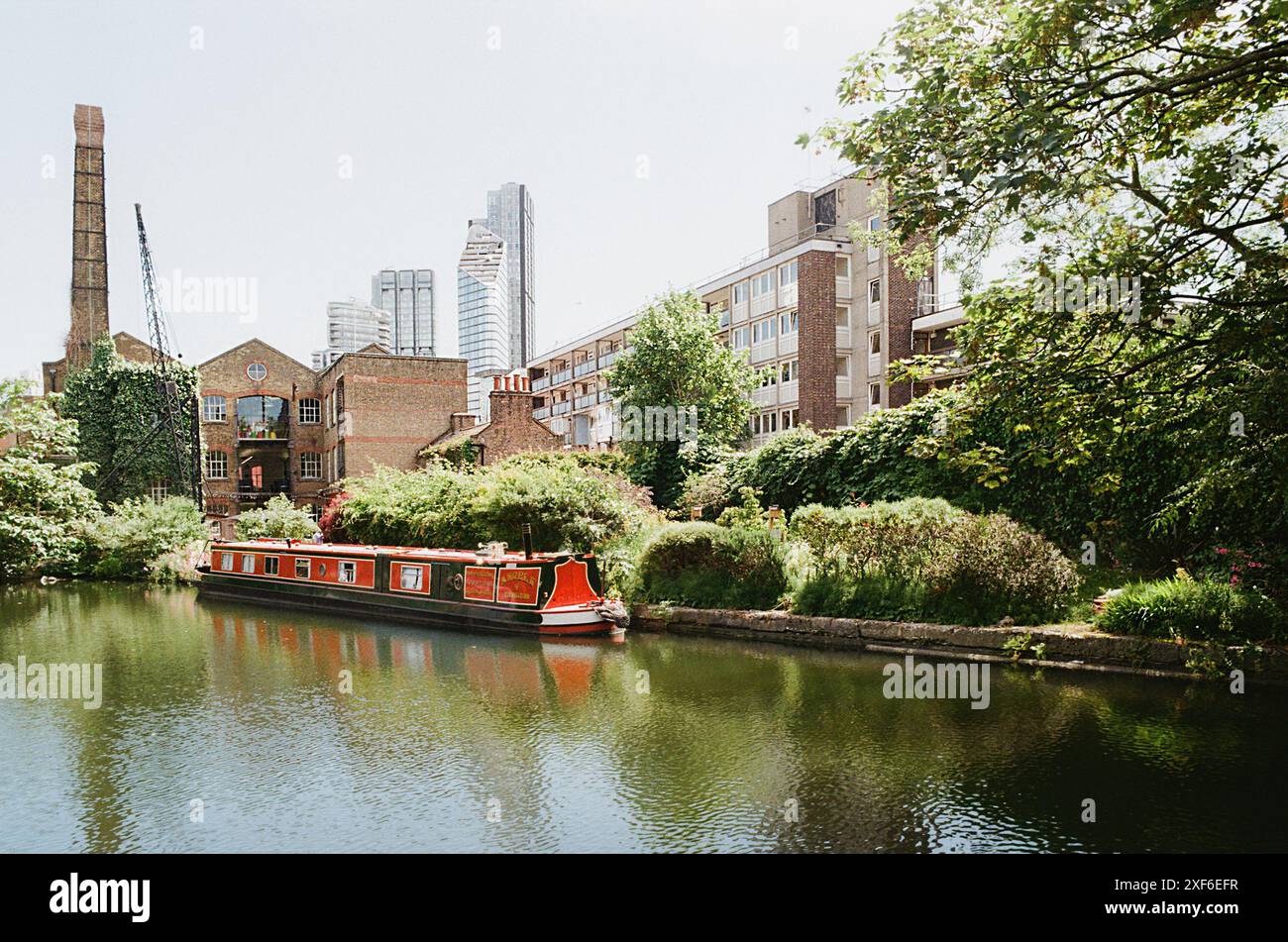 Narrowboat and buildings on the Regent's Canal at Islington, London UK Stock Photo - Alamy