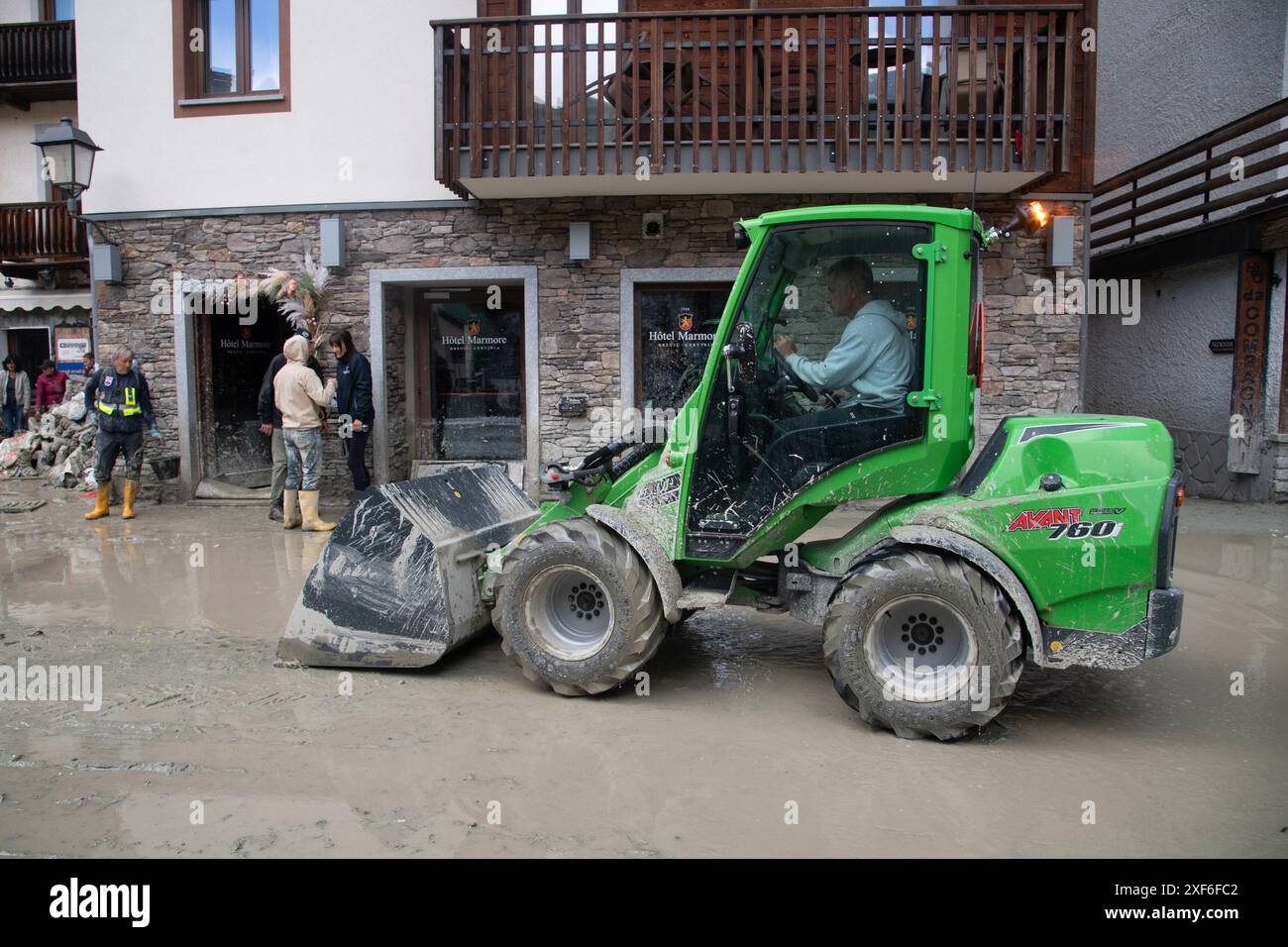 Volontari e vigli del fuoco al lavoro dopo l’alluvione a Cervinia ...