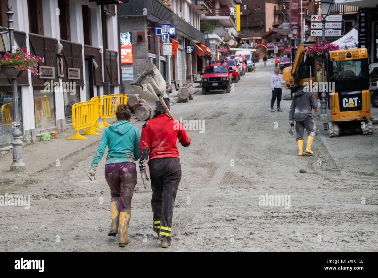 Volontari al lavoro dopo l’alluvione a Cervinia, Italia - Cronaca ...