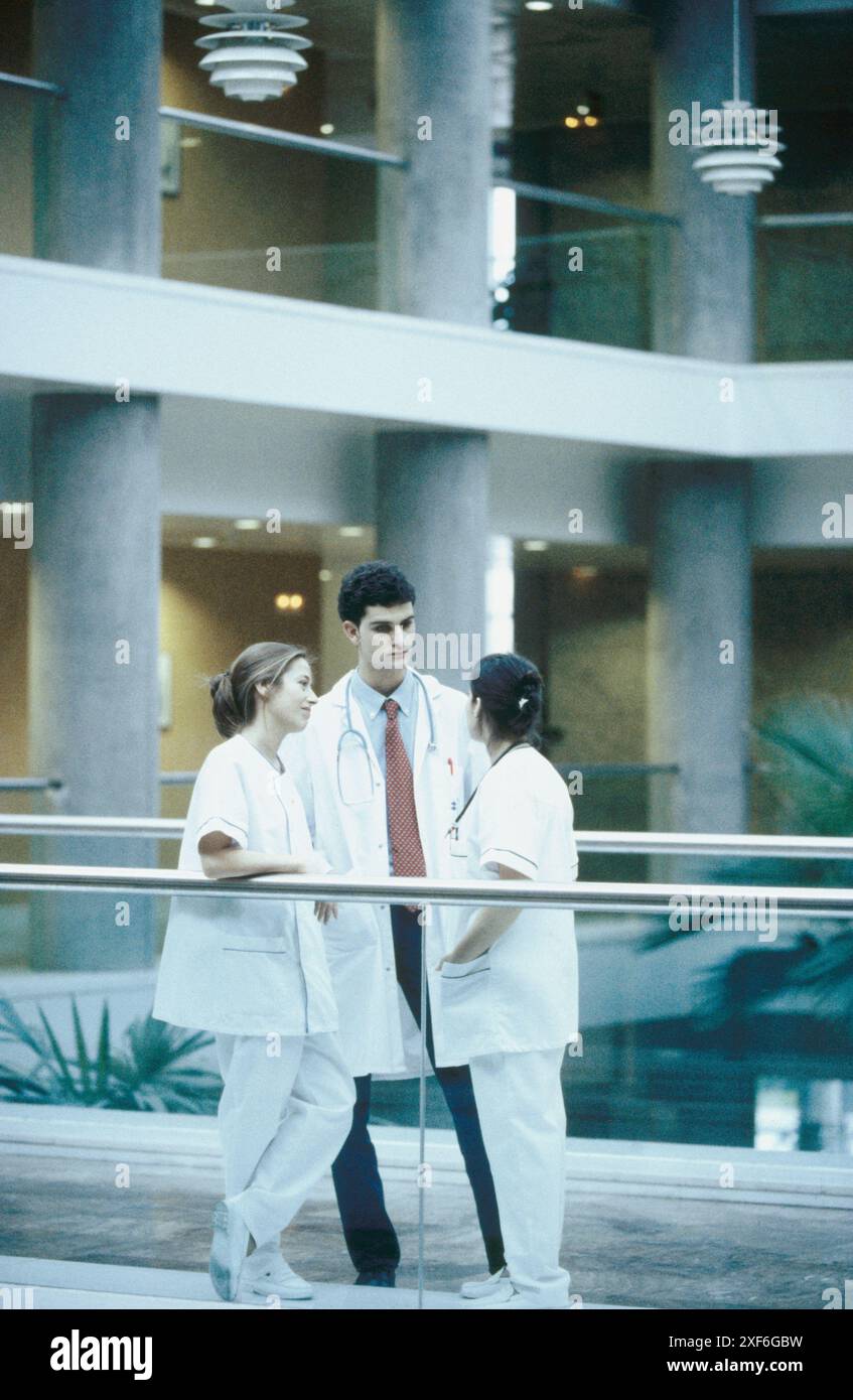Doctor and nurses outside hospital hi-res stock photography and images ...