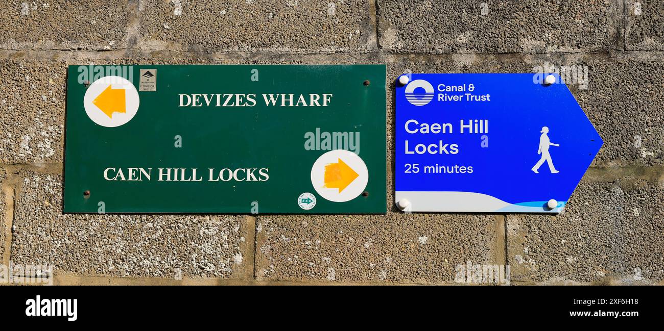 Sign for Caen Hill flight of 14 locks, Devizes Stock Photo - Alamy