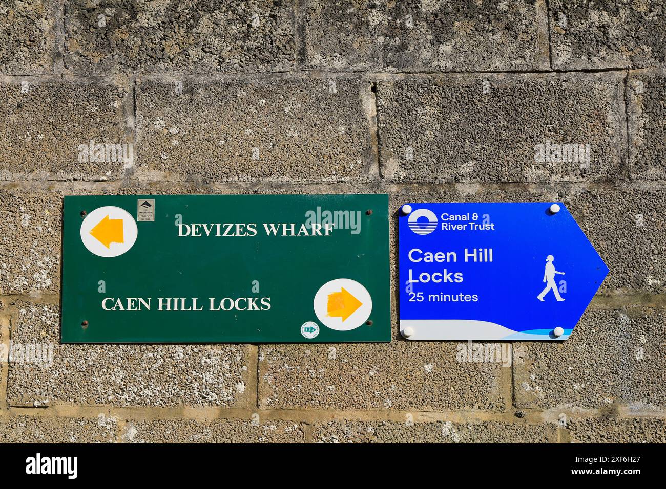 Sign for Caen Hill flight of 14 locks, Devizes Stock Photo - Alamy