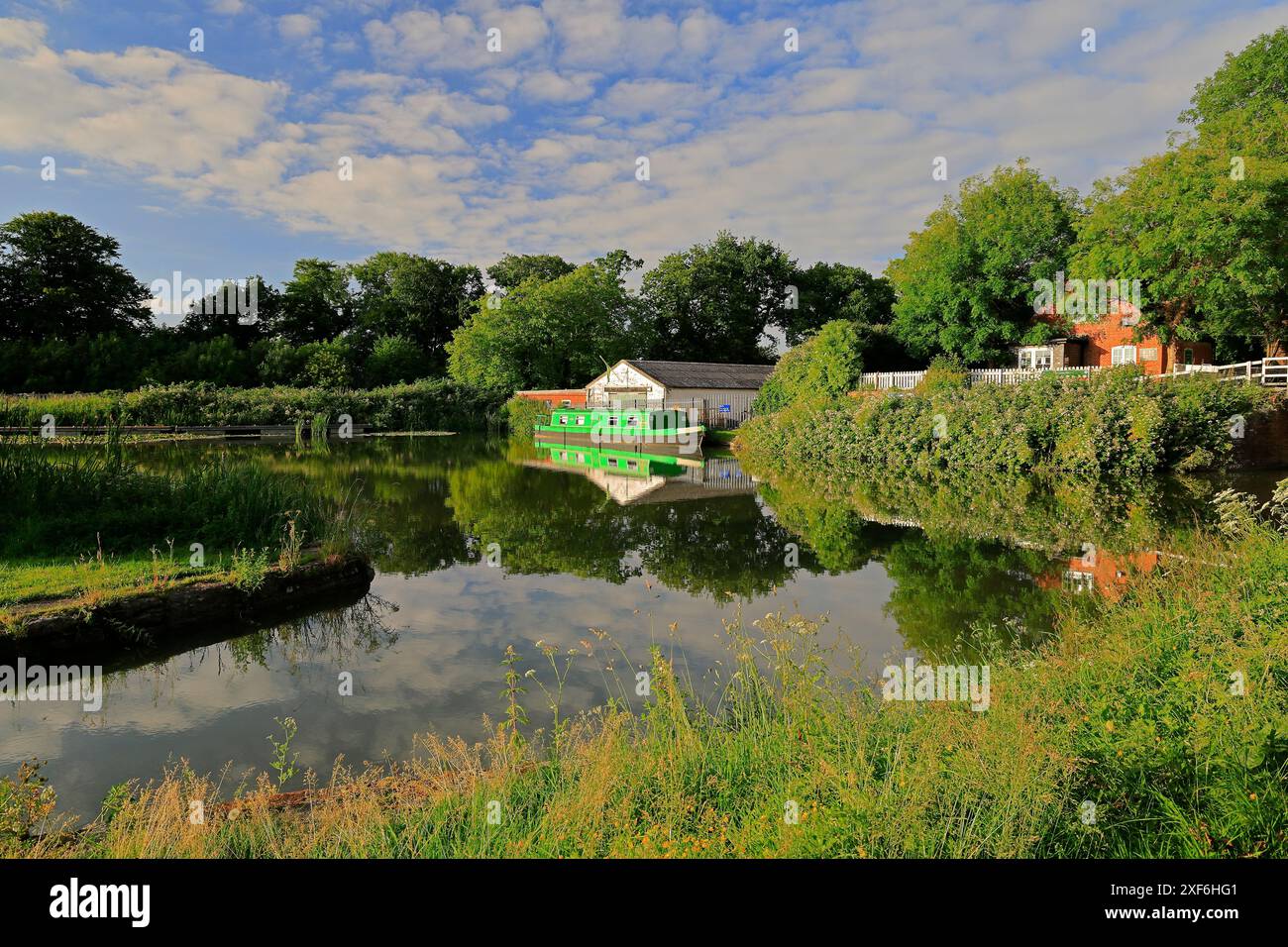 Canal basin and narrow boat, Kennet and Avon Canal, Devizes, Wiltshire ...