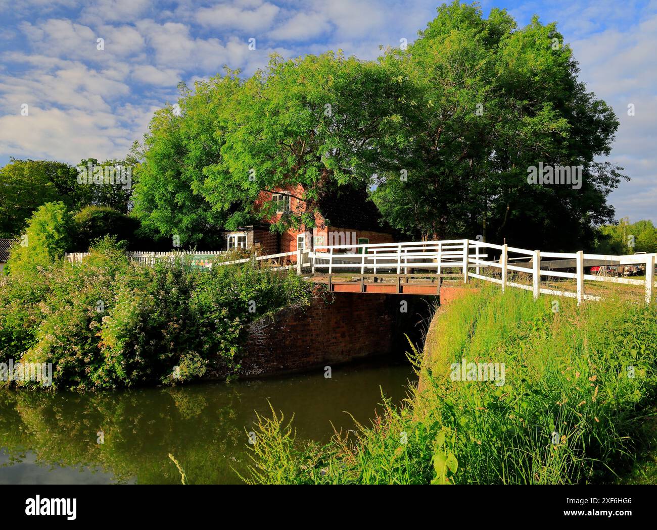 Bridge over Kennet and Avon canal, Devizes, Wiltshire, England. Taken ...