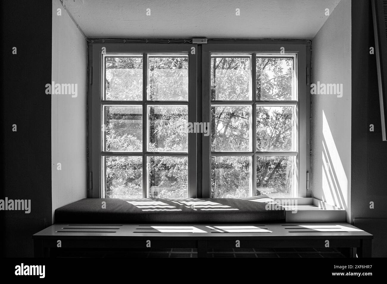 Room with large window hi-res stock photography and images - Alamy