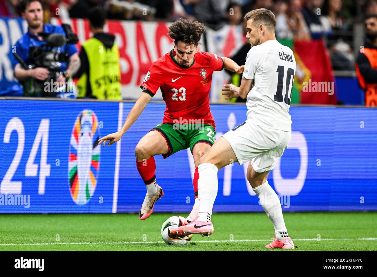 FRANKFURT - (l-r) Vitinha of Portugal, Timi Elsnik of Slovenia during ...