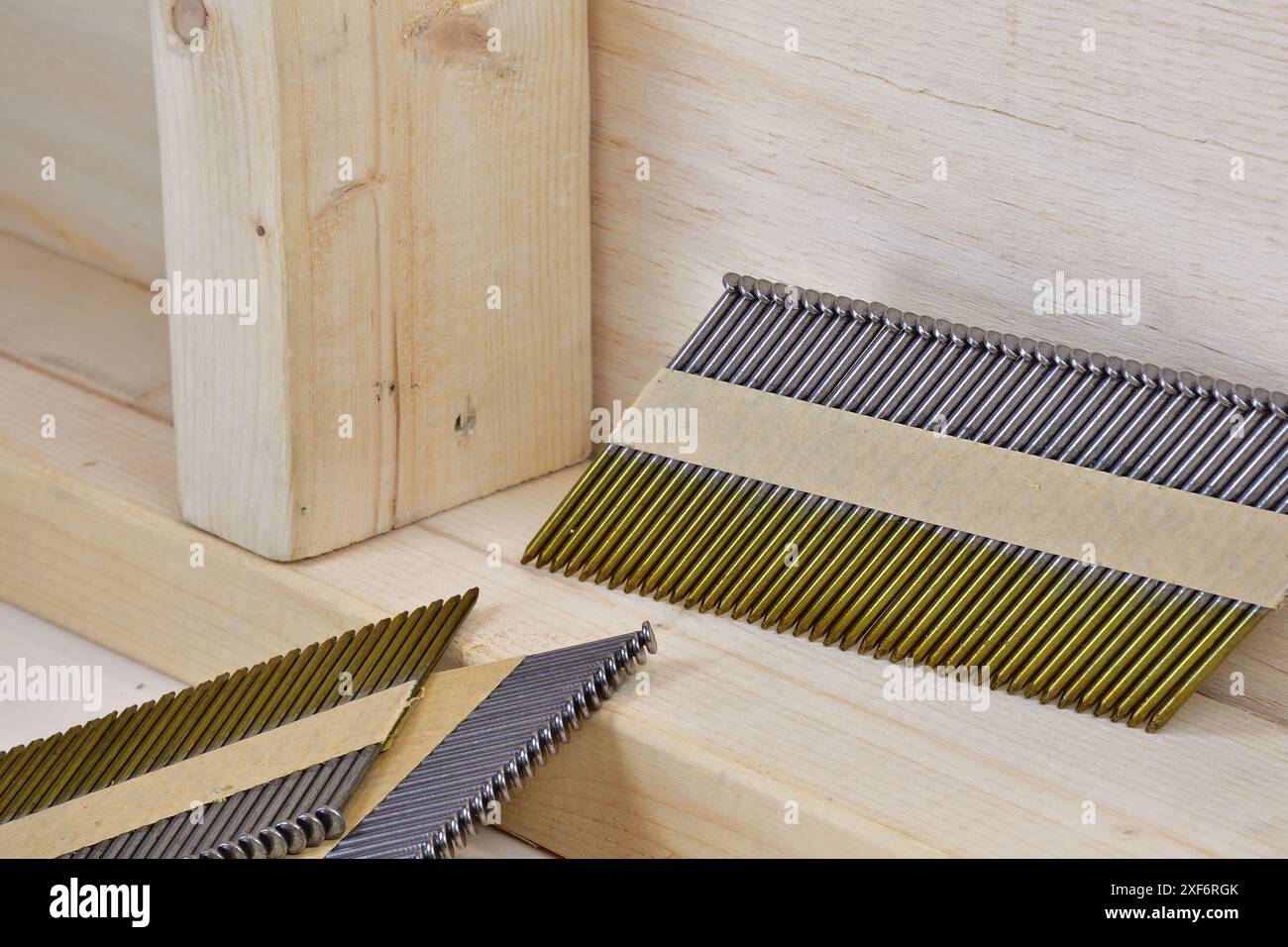 Framing nail strip for pneumatic hammer. D shape head nail strip with ...