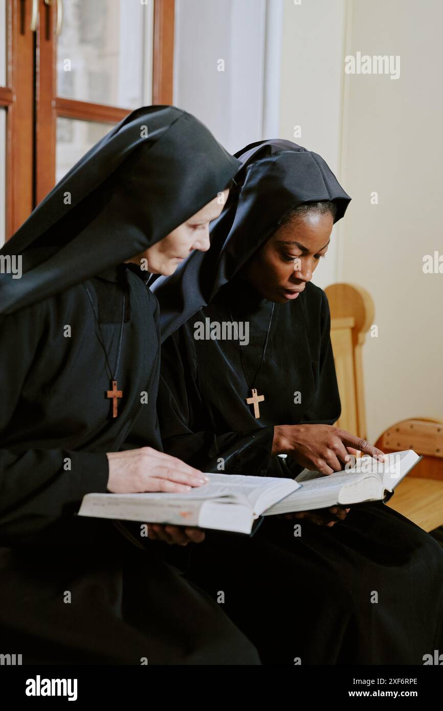 Nuns sitting on the bench hi-res stock photography and images - Alamy