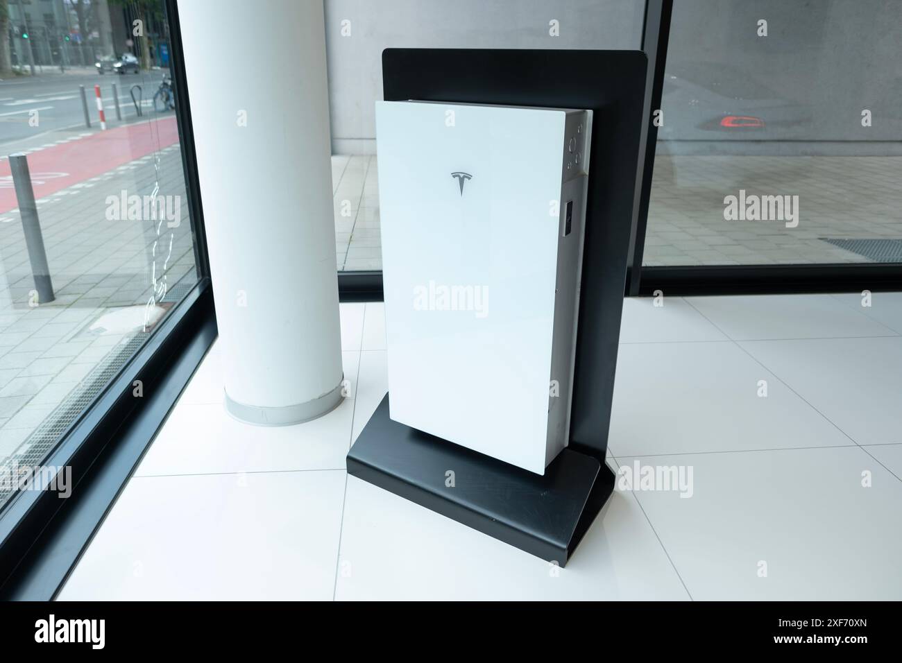 White Model tesla powerwall battery demonstration in official sales ...
