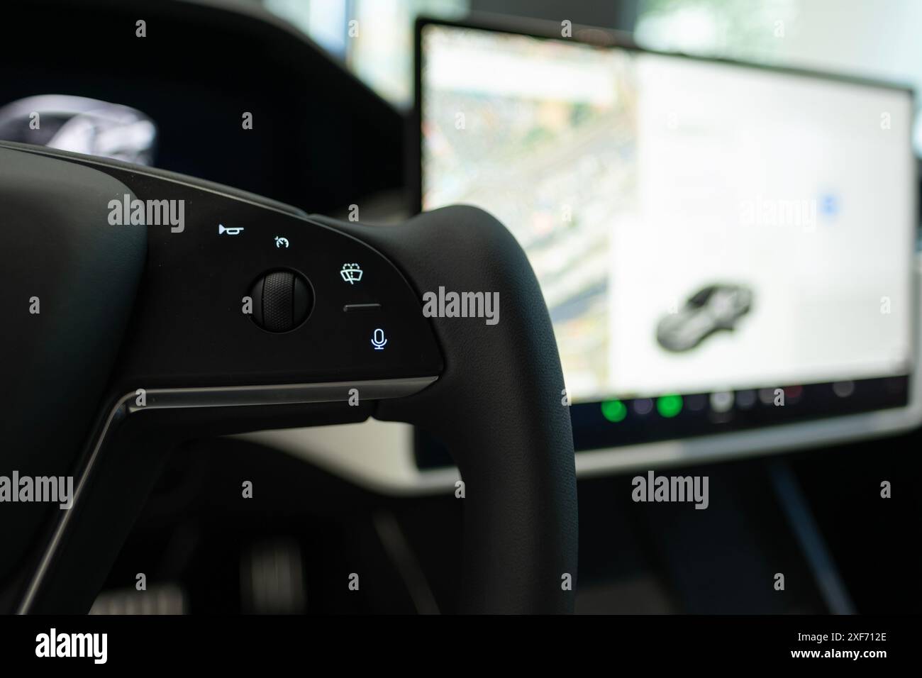 tesla Model S Plaid touchscreen display, steering yoke, steering wheel ...