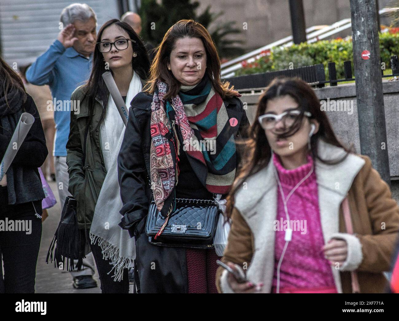 Pedestrians face a freezing winter morning on Avenida Paulista in São ...