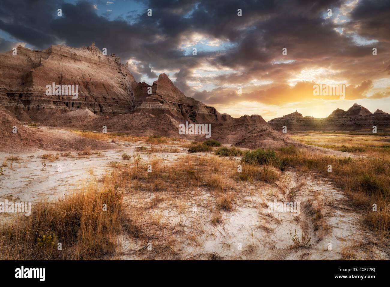 Sunset in dramatic skies over the hoodoo peaks of the Badlands Stock ...