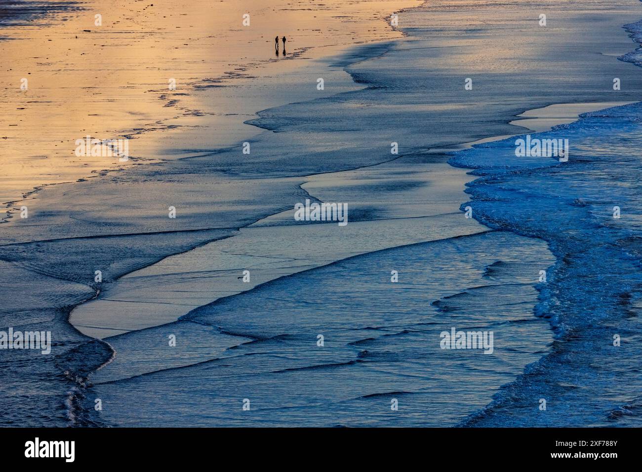 Wave patterns on Benson Beach at Cape Disappointment State Park ...