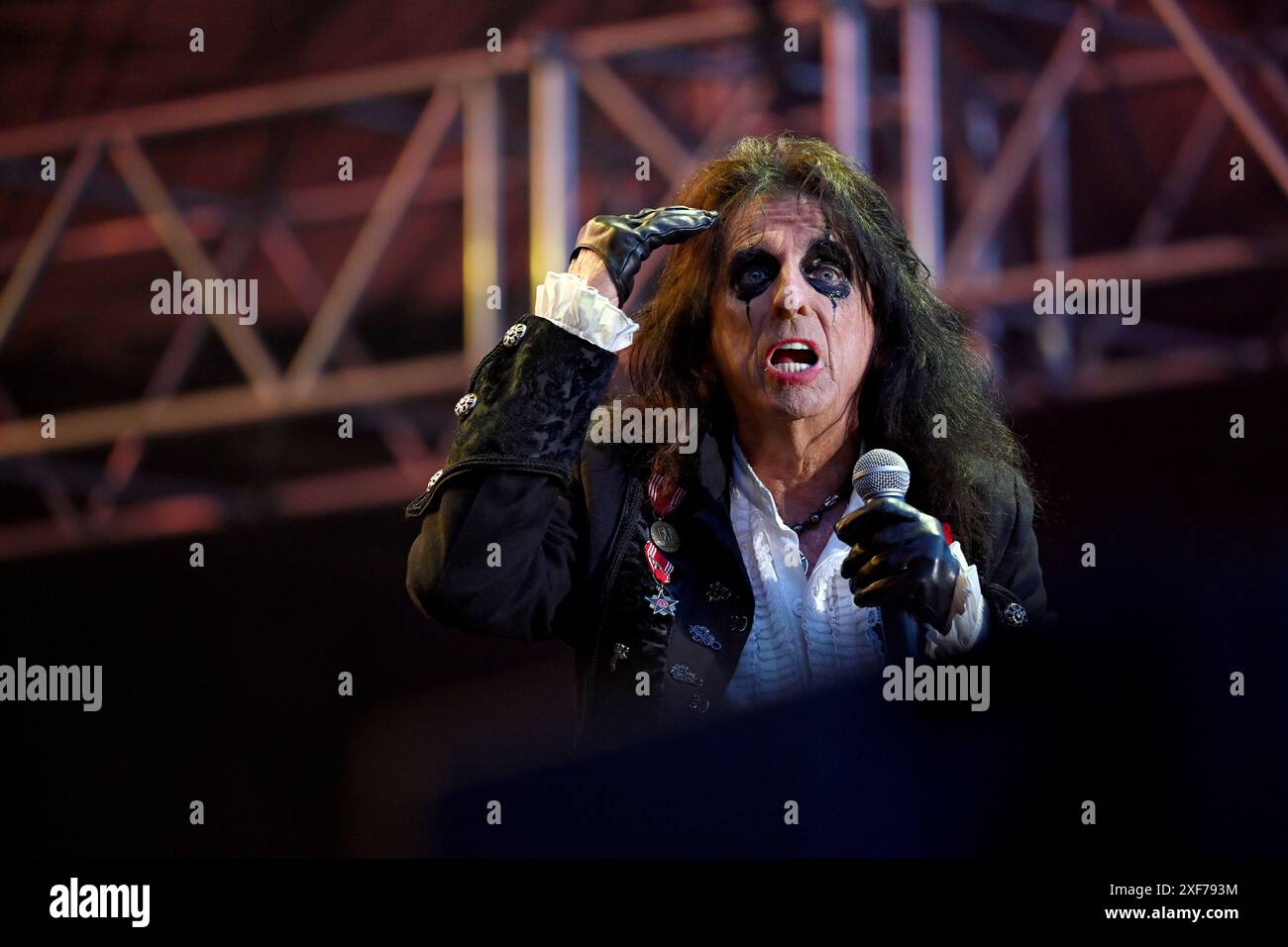 Rocksänger Alice Cooper live bei einem Konzert seiner Too Close for ...