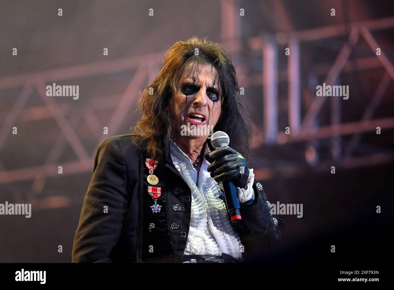 Rocksänger Alice Cooper live bei einem Konzert seiner Too Close for ...