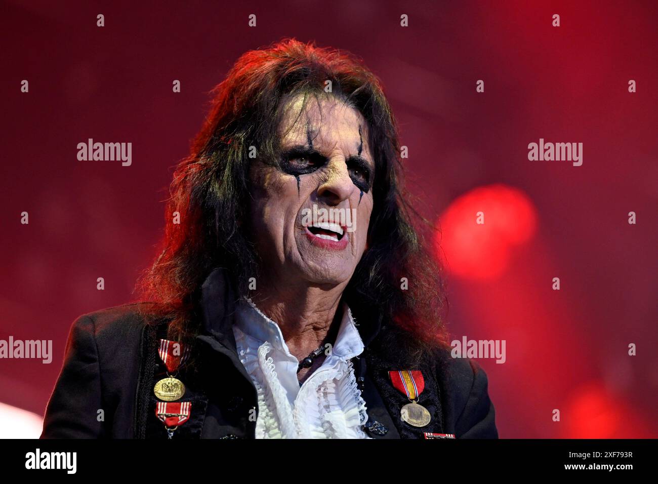 Rocksänger Alice Cooper live bei einem Konzert seiner Too Close for ...