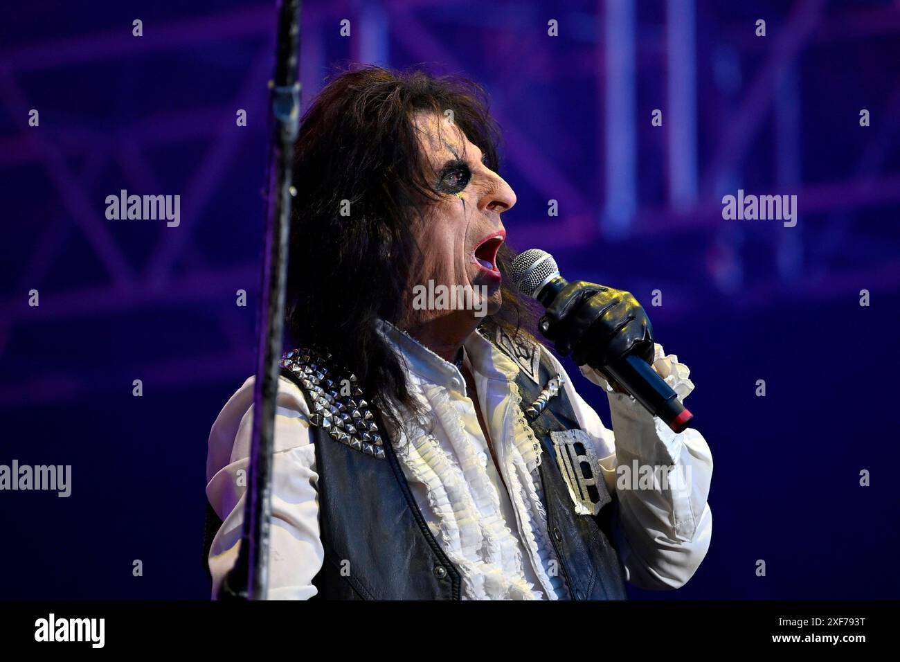 Rocksänger Alice Cooper live bei einem Konzert seiner Too Close for ...