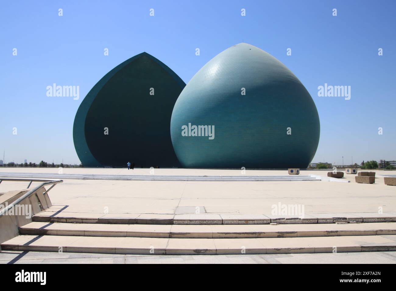 The Al-Shaheed Monument in Baghdad, Iraq, under a clear blue sky Stock ...