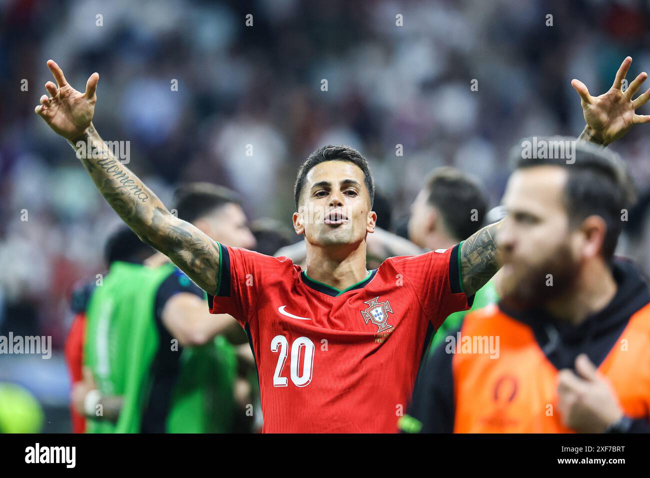 Portugal gewinnt im Elfmeterschiessen gegen Slowenien. Mega Jubel im ...