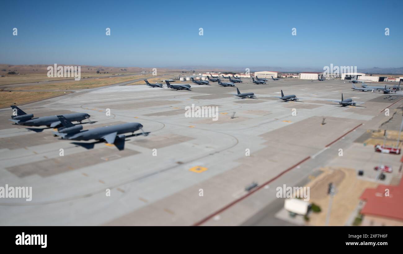 A fleet of U.S. Air Force C-5M Super Galaxy, C-17 Globemaster III, KC ...