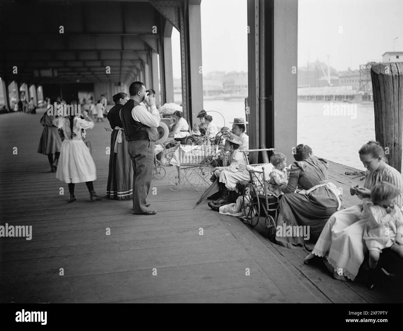Recreation dock, New York City 1900 Stock Photo - Alamy