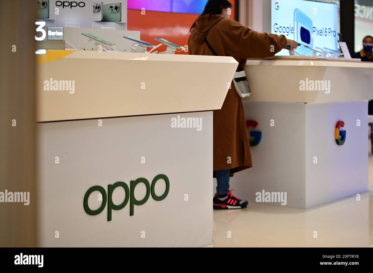 Oppo phones logo hi-res stock photography and images - Alamy