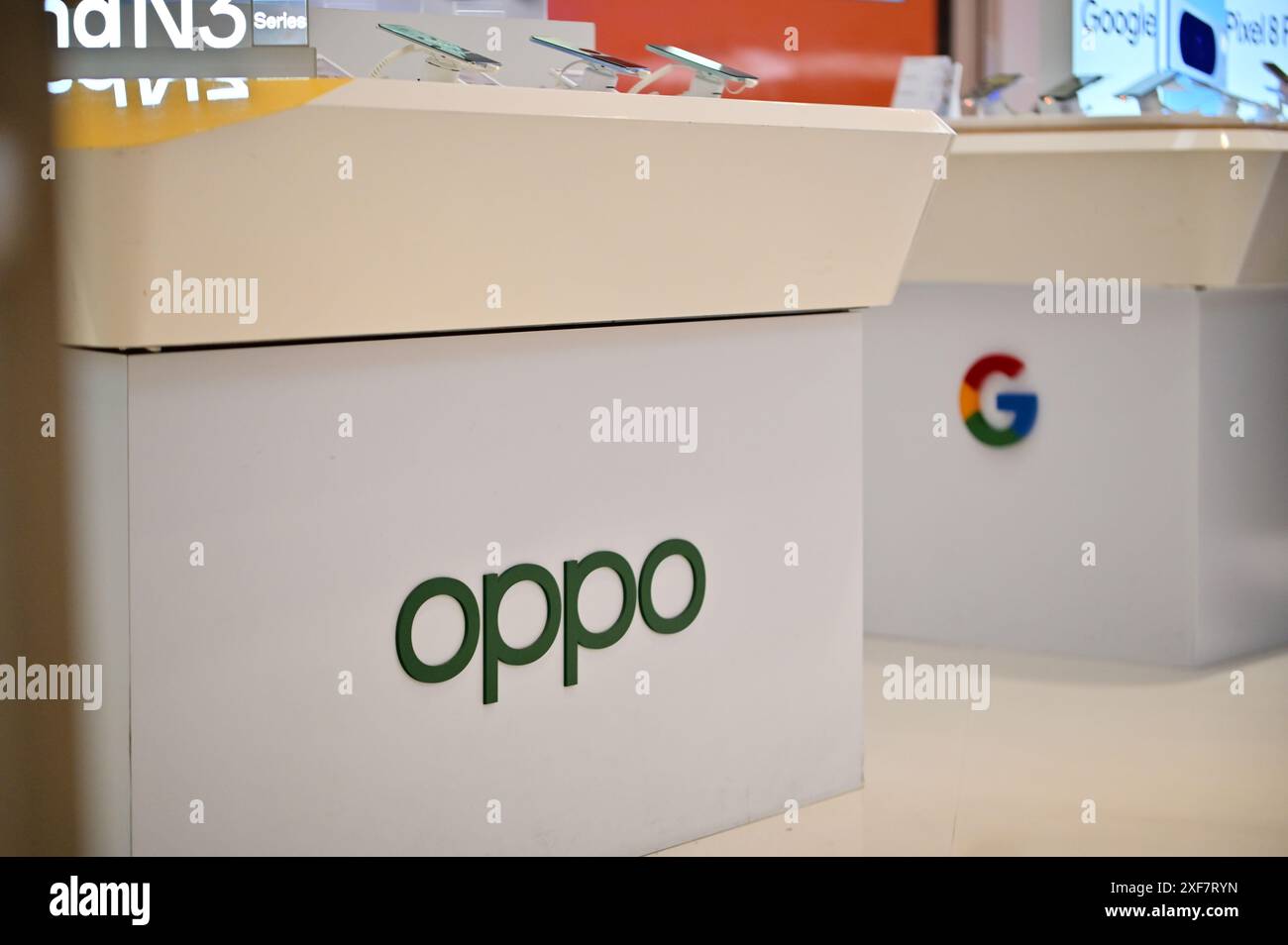 Oppo phones logo hi-res stock photography and images - Alamy