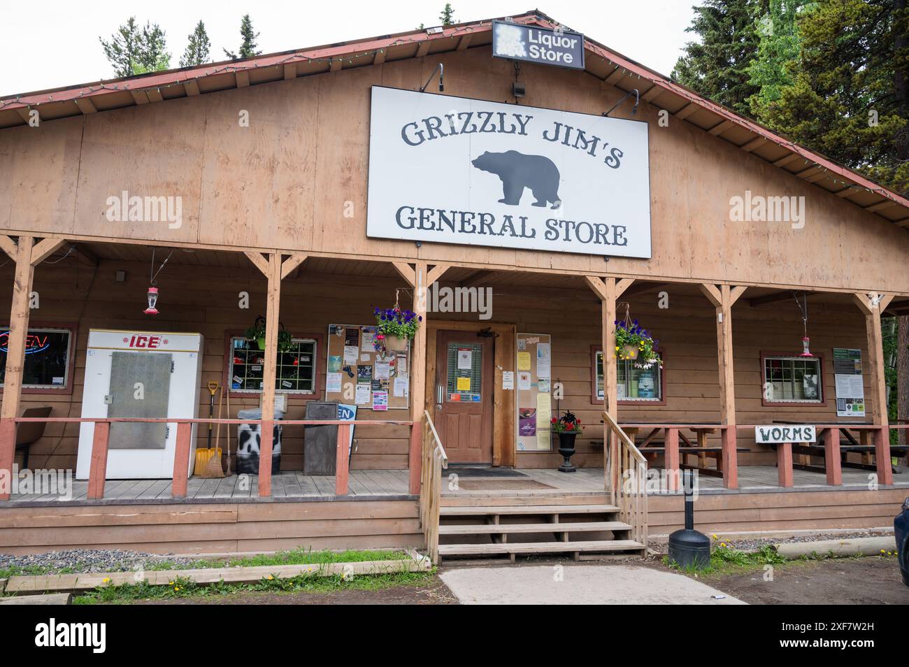 General store canada hi-res stock photography and images - Alamy
