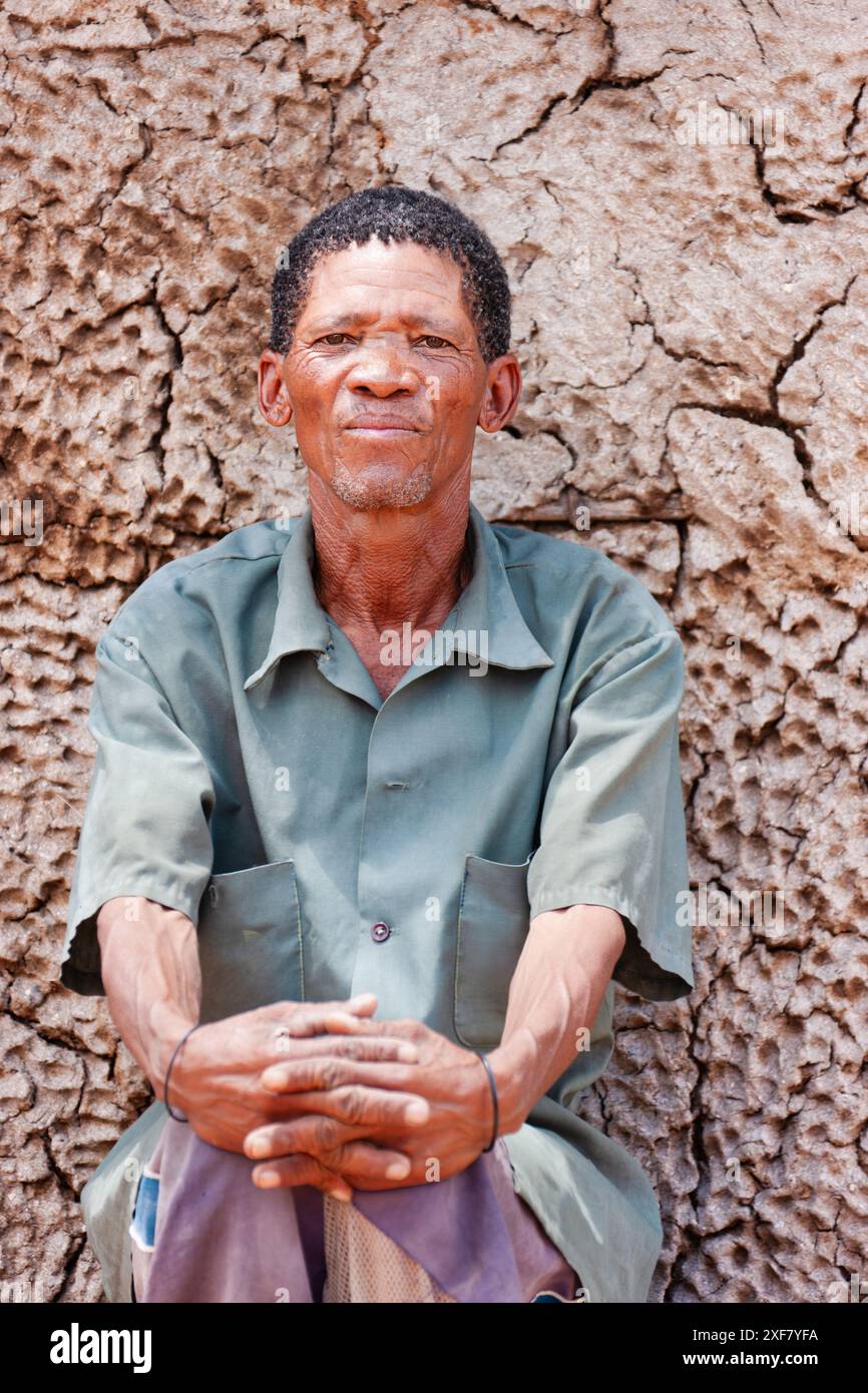 portrait of Single San old african man, village in Kalahari Stock Photo ...