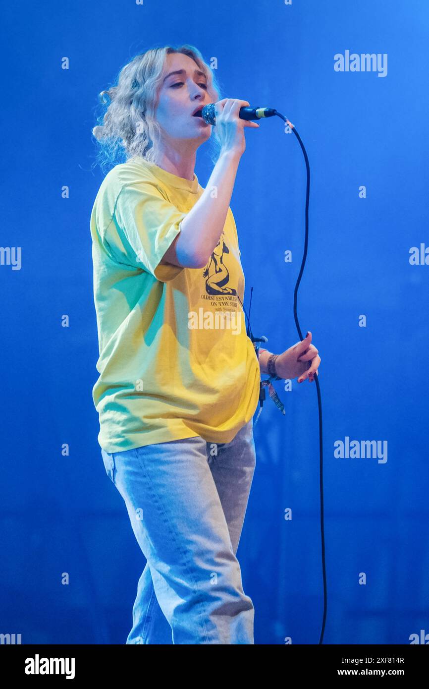 American singer-songwriter, Sabrina Mae Teitelbaum, known as Blondshell ...